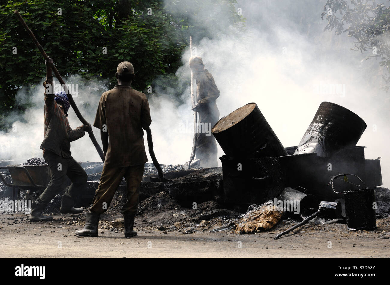 Road workers preparing tar in India Stock Photo - Alamy