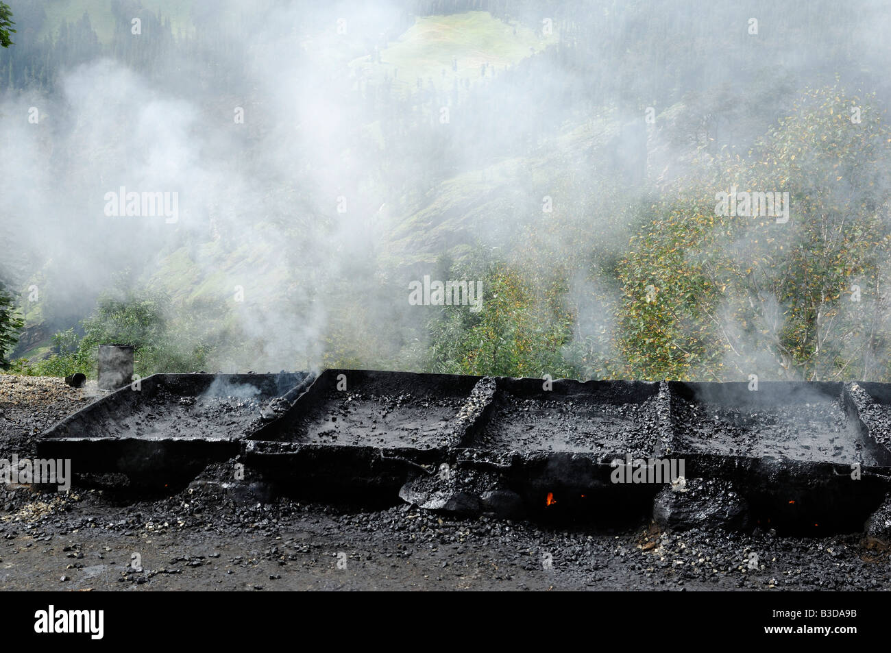 Road workers preparing tar in India Stock Photo - Alamy
