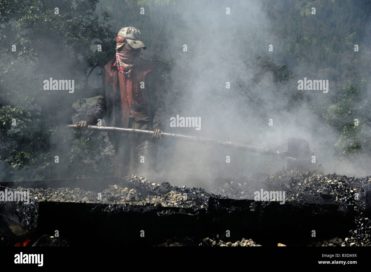 Road workers preparing tar in India Stock Photo - Alamy