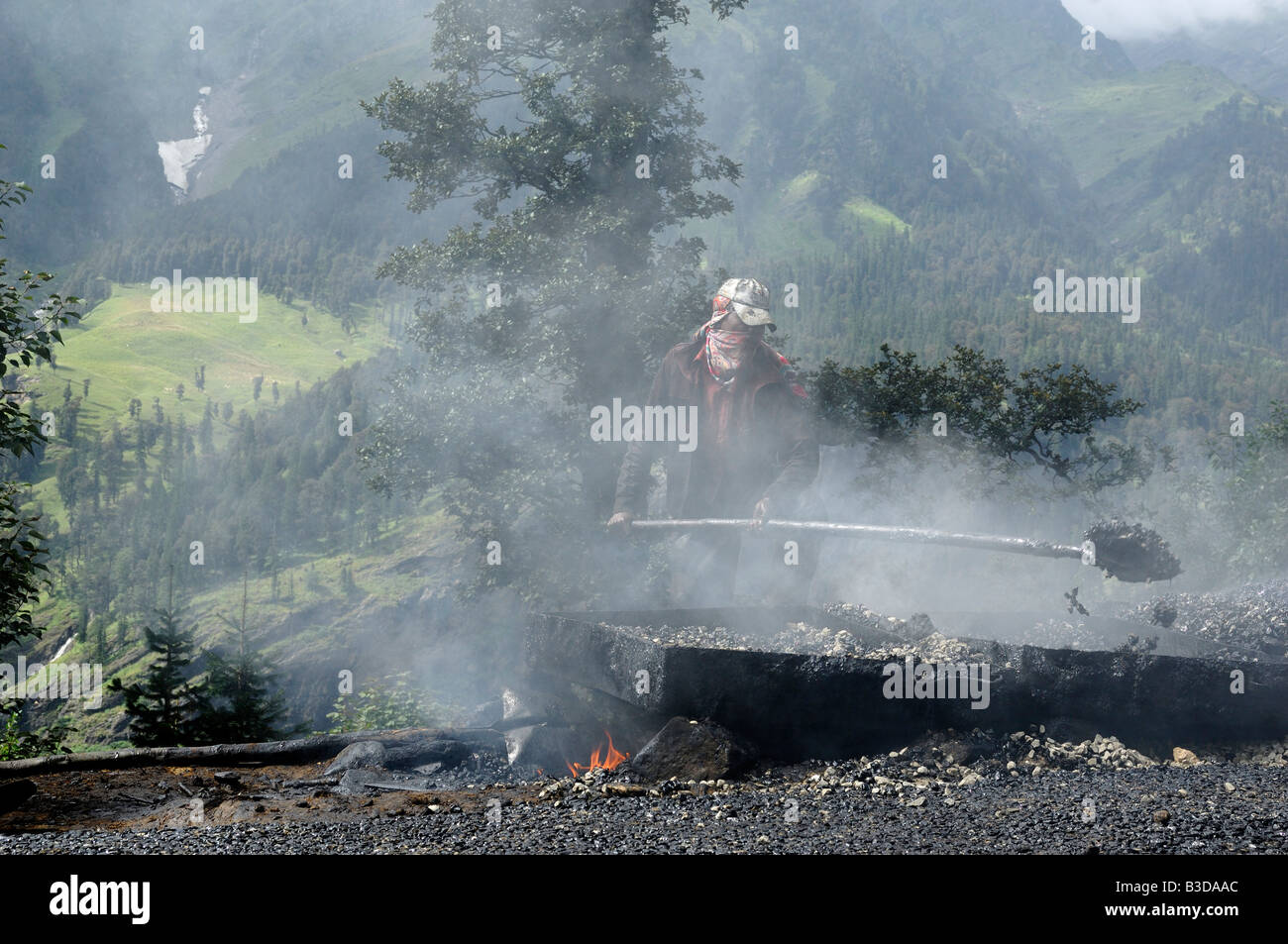 Road workers preparing tar in India Stock Photo - Alamy