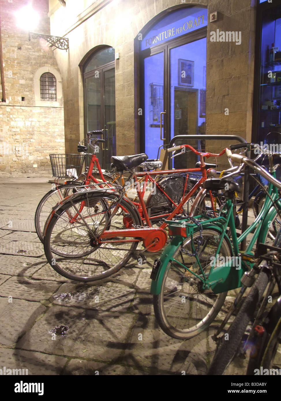 Night street scene in firenze hi-res stock photography and images - Alamy