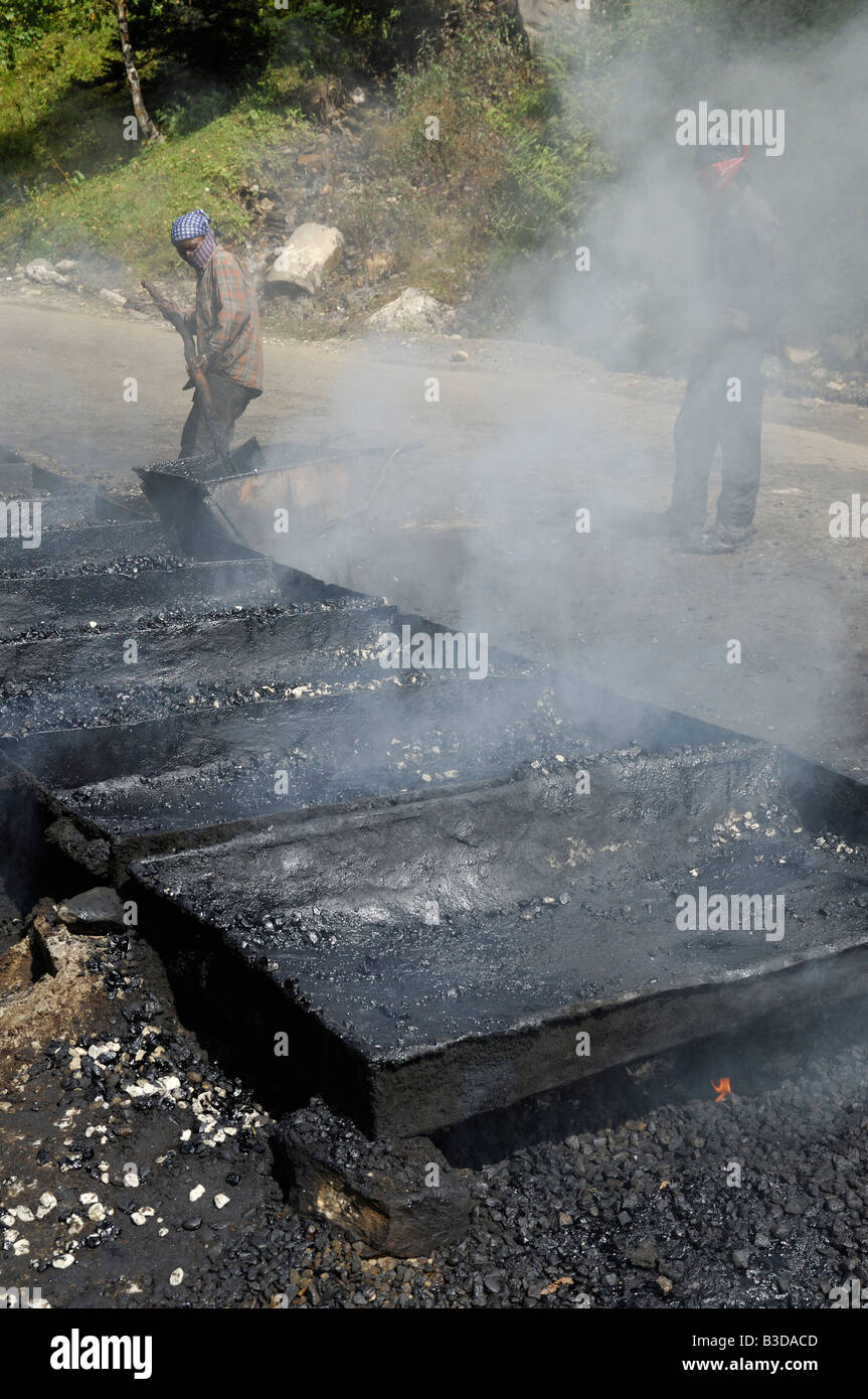 Road workers preparing tar in India Stock Photo - Alamy