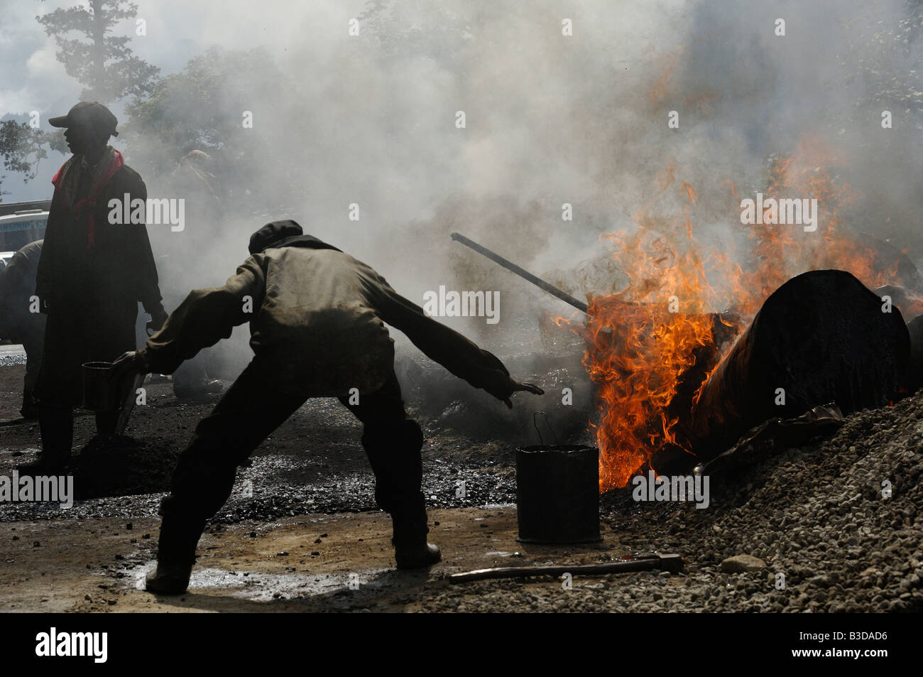 Road workers preparing tar in India Stock Photo - Alamy