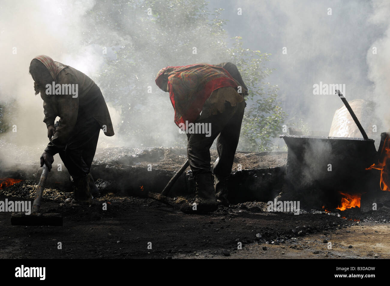 Road workers preparing tar in India Stock Photo - Alamy