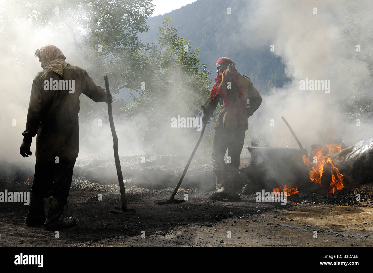Road workers preparing tar in India Stock Photo - Alamy