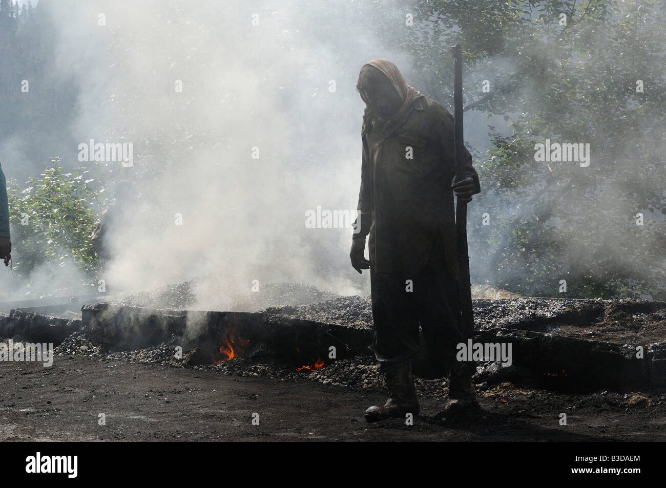 Road workers preparing tar in India Stock Photo - Alamy