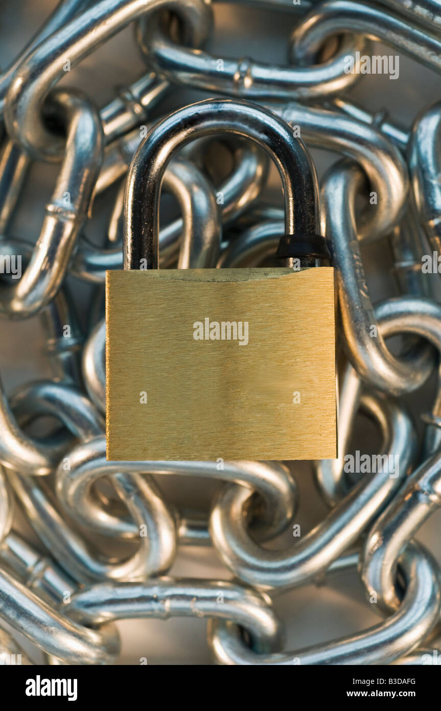 Chain link and lock hi-res stock photography and images - Alamy