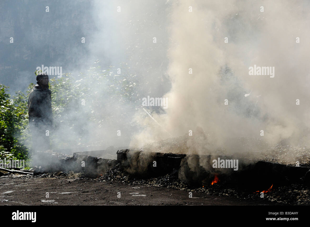 Road workers preparing tar in India Stock Photo - Alamy
