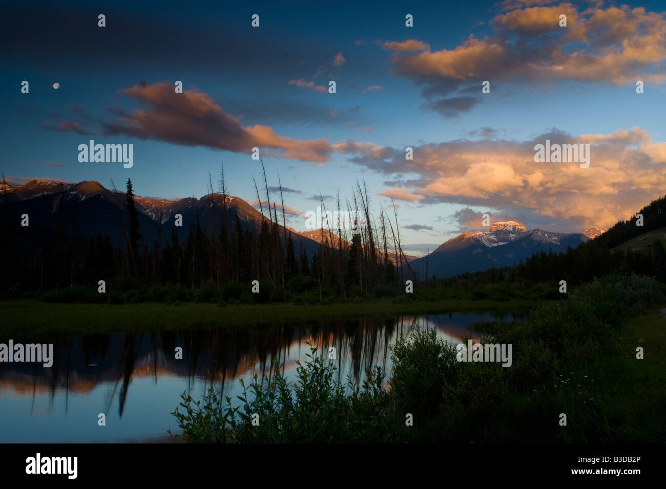Vermilion lakes sundance range banff hi-res stock photography and ...