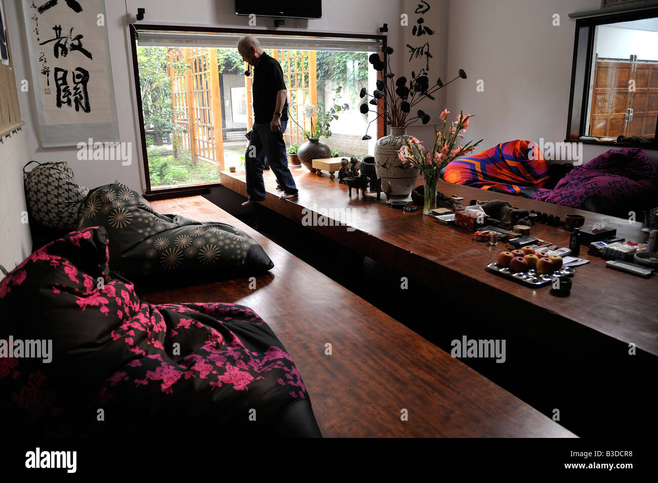Chinese Artist Huang Yongyu at home. 28-Aug-2008 Stock Photo - Alamy