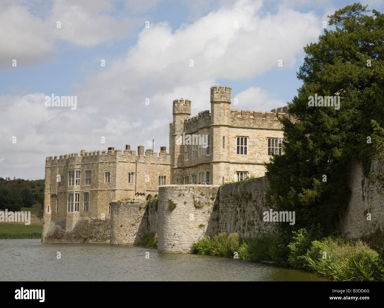 Side view of Leeds Castle Stock Photo - Alamy