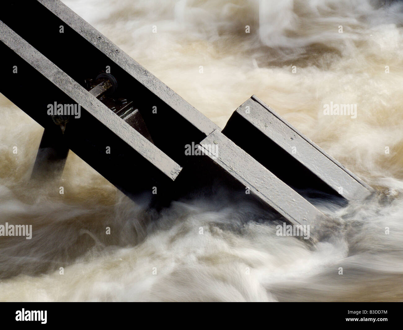 Weir on River Thames at Pangbourne Berkshire Stock Photo - Alamy