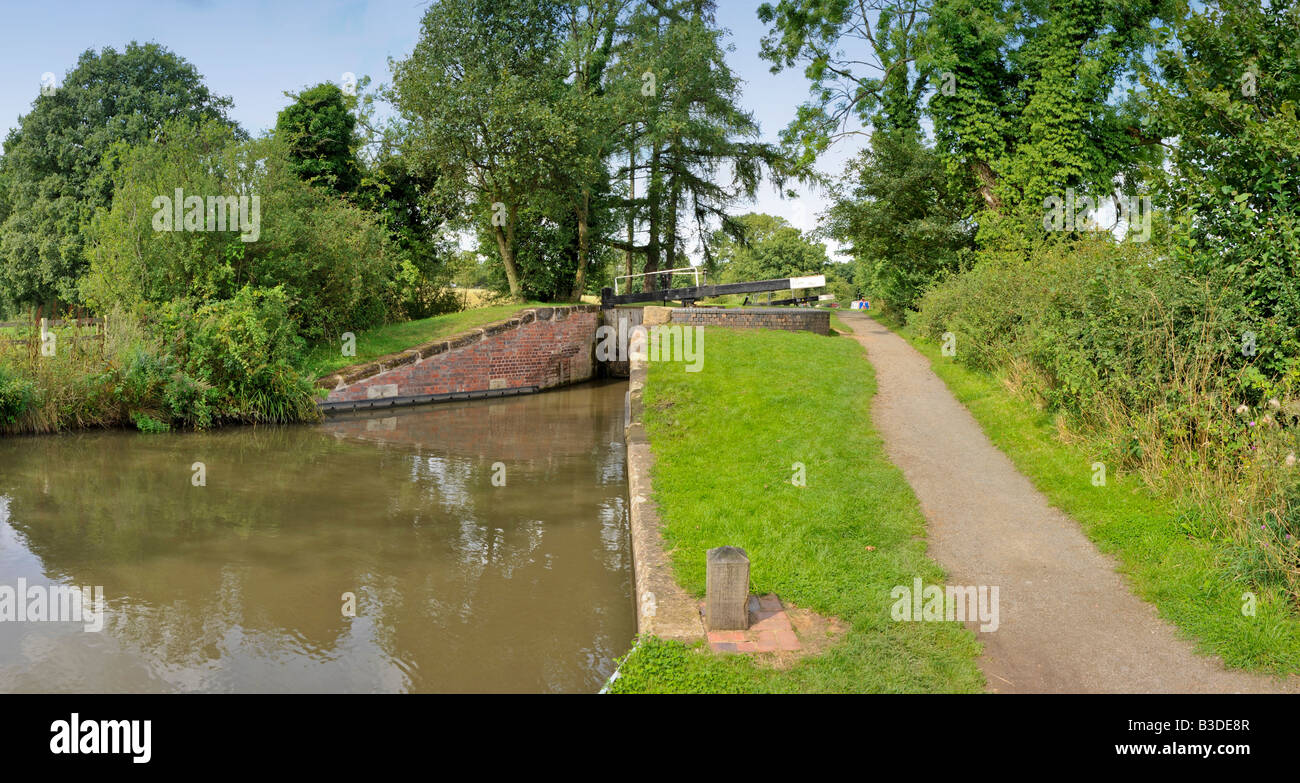 stratford upon avon canal lapworth flight of locks warwickshire ...