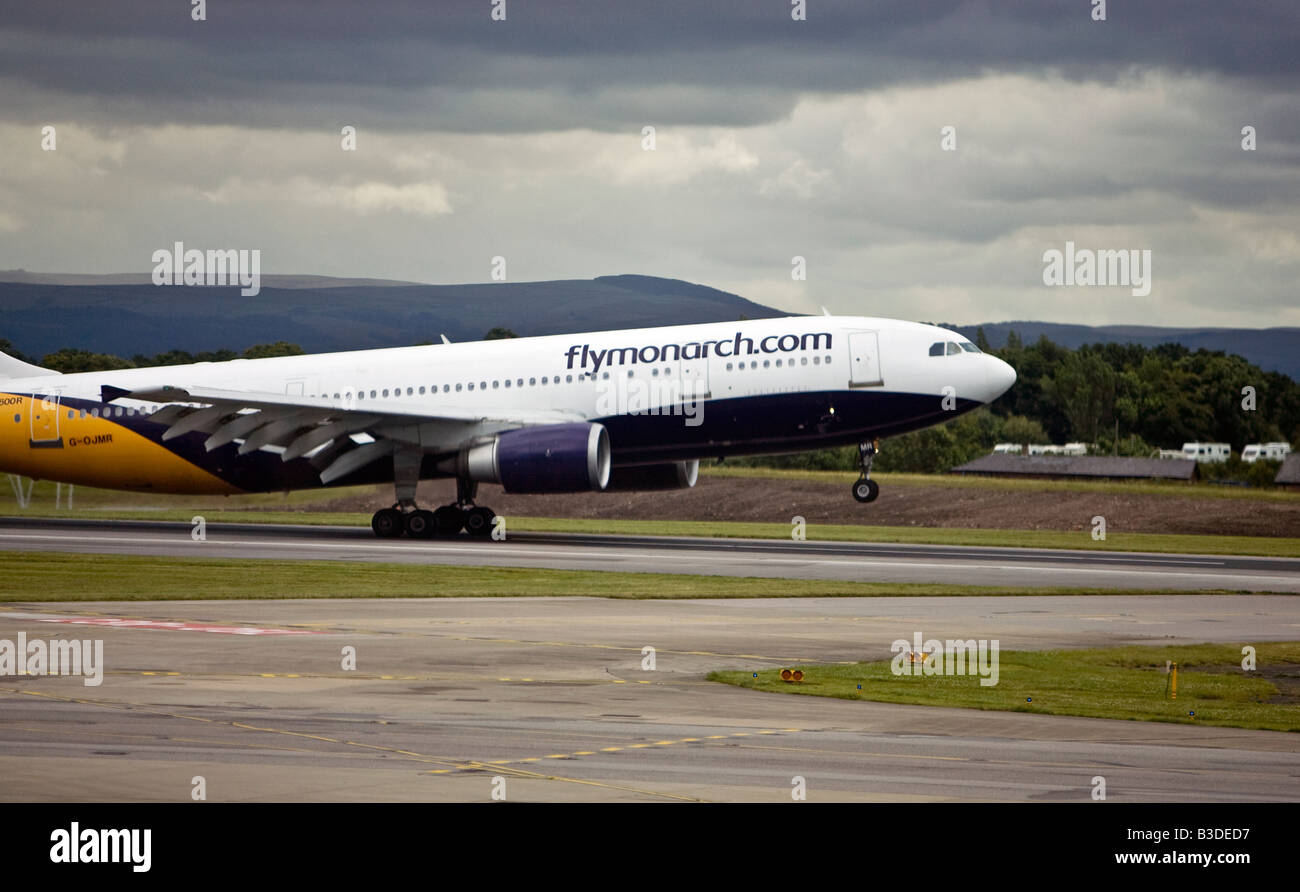 Landing aircraft at Manchester International Airport Stock Photo - Alamy