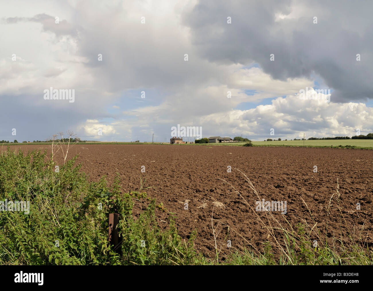Empty farmland clouds hi-res stock photography and images - Alamy