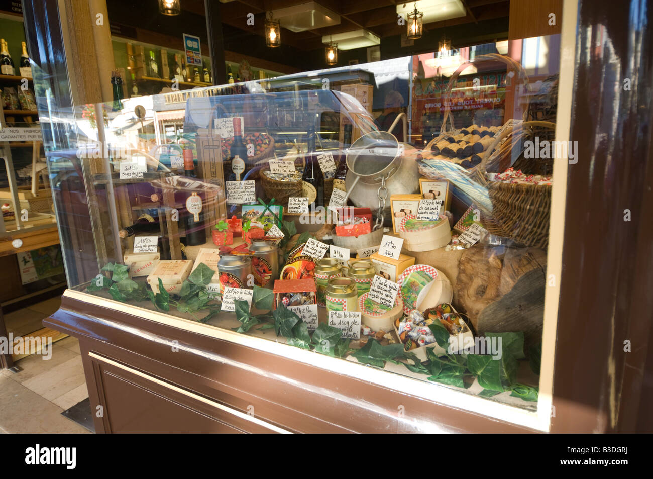 Cheese shop window hi-res stock photography and images - Alamy