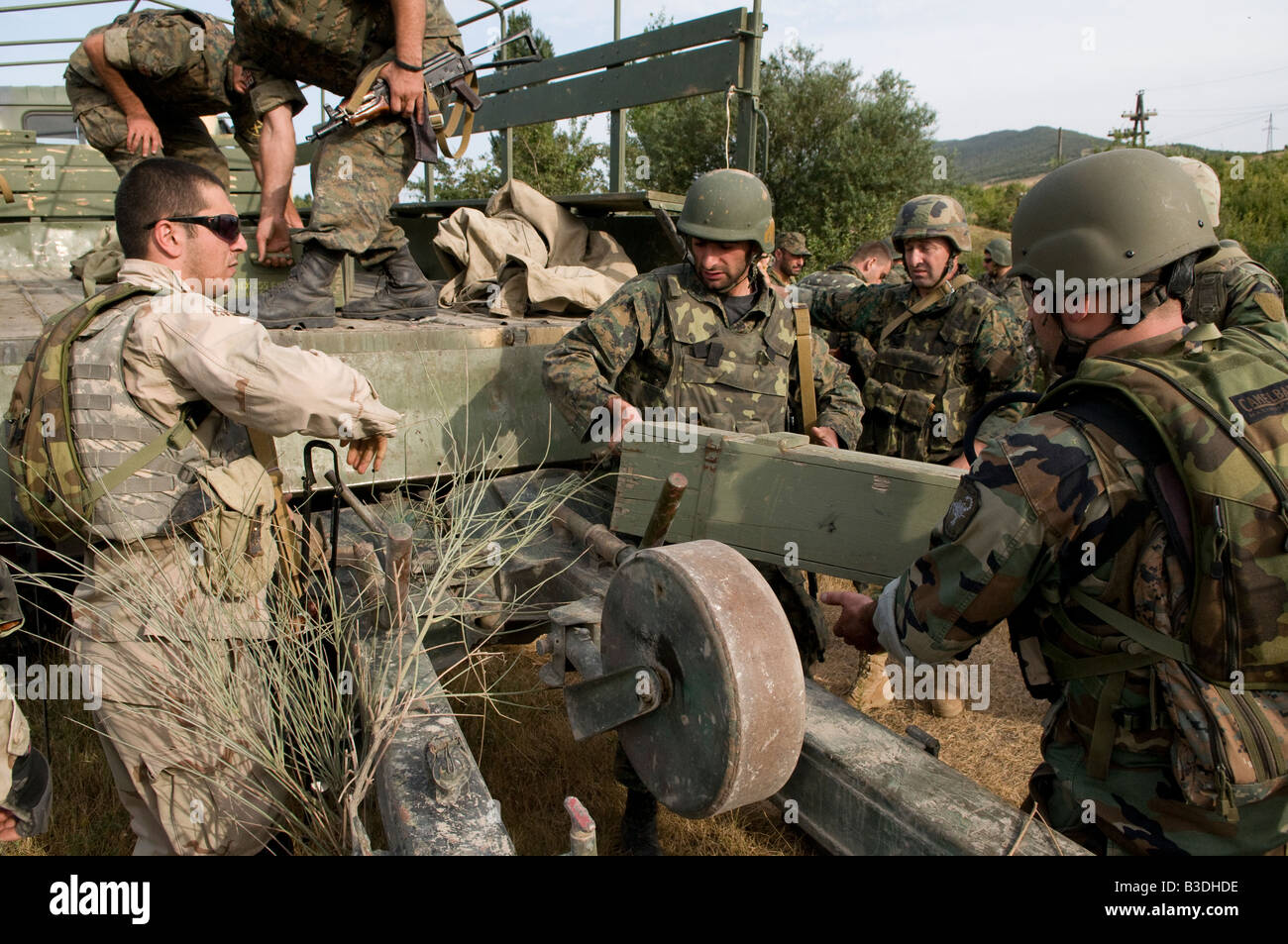 Georgian troops load artillery ammunition near the village of Igoeti ...