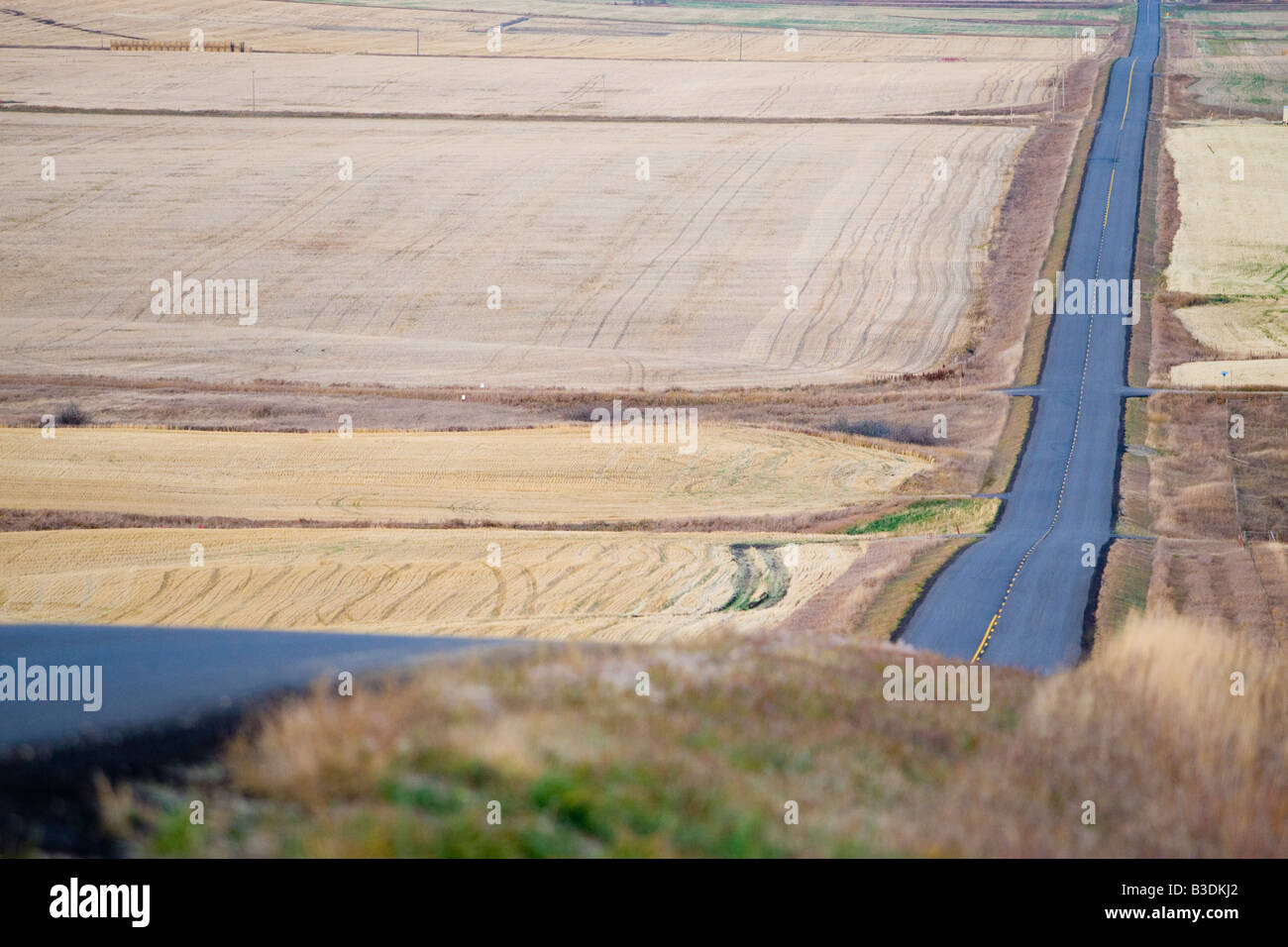 A rural highway on the prairies Stock Photo - Alamy