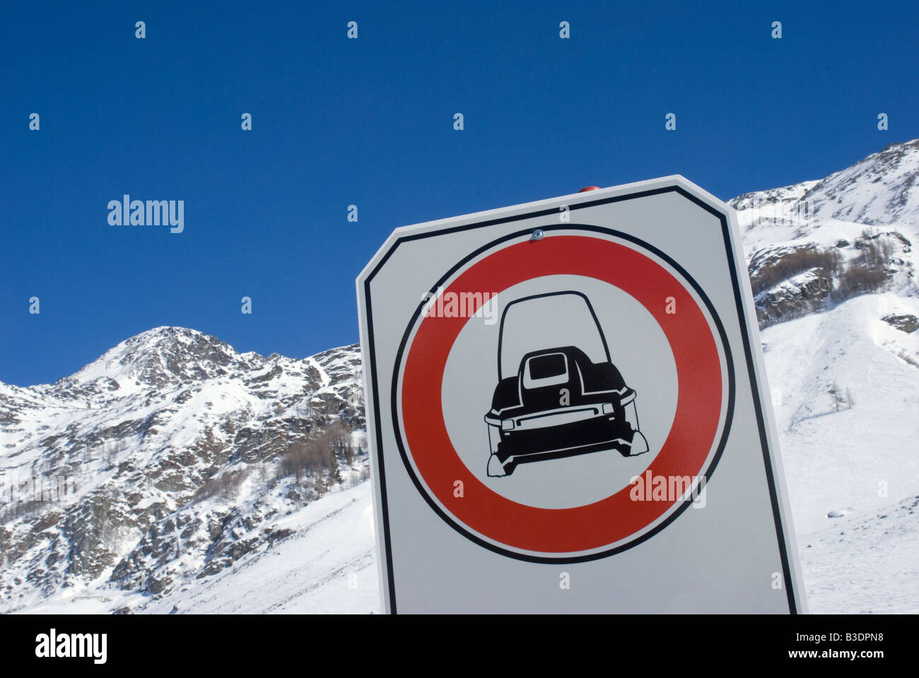 Snowmobile warning sign hi-res stock photography and images - Alamy