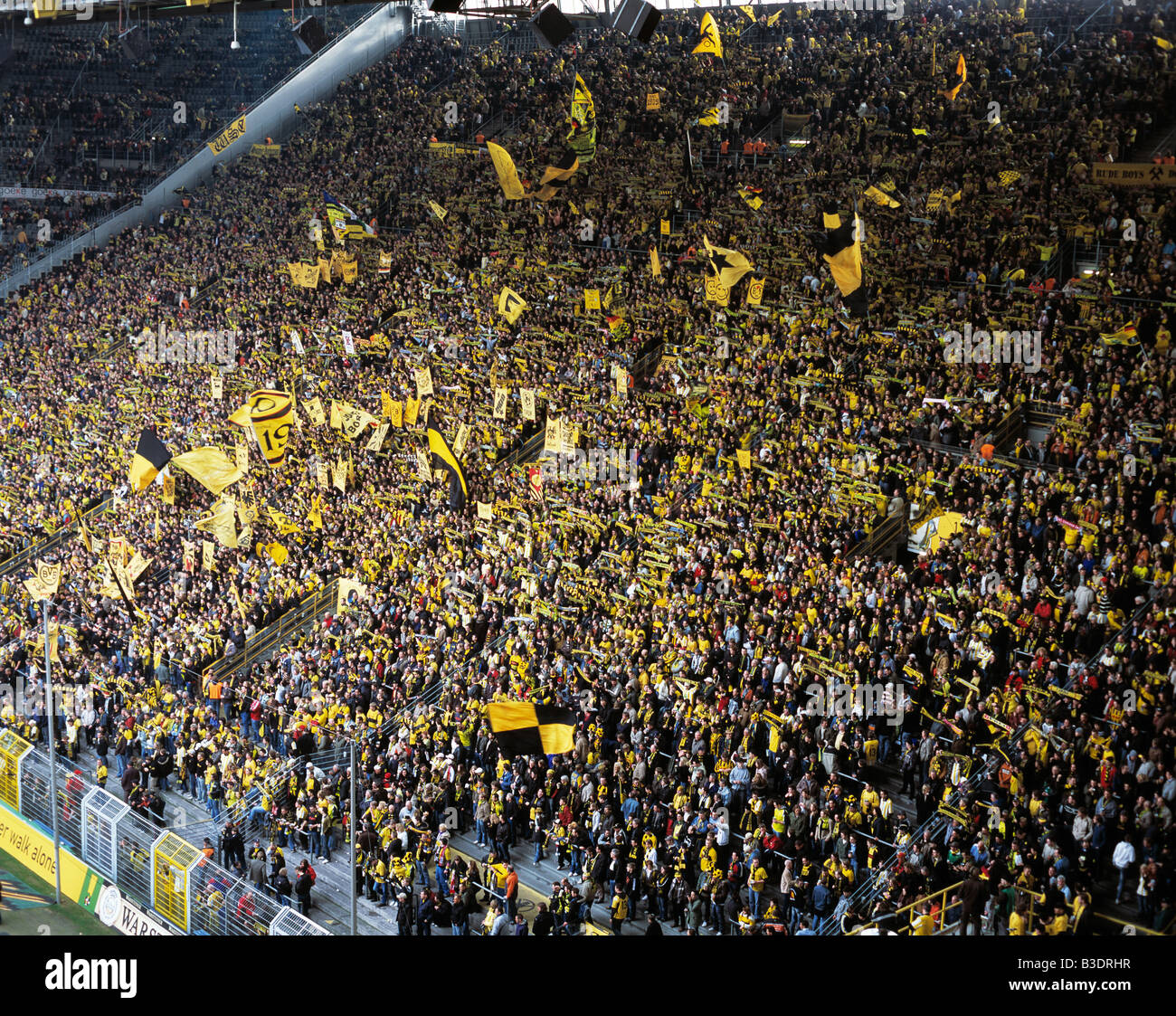 Celebration fans panoramic football hi-res stock photography and images ...