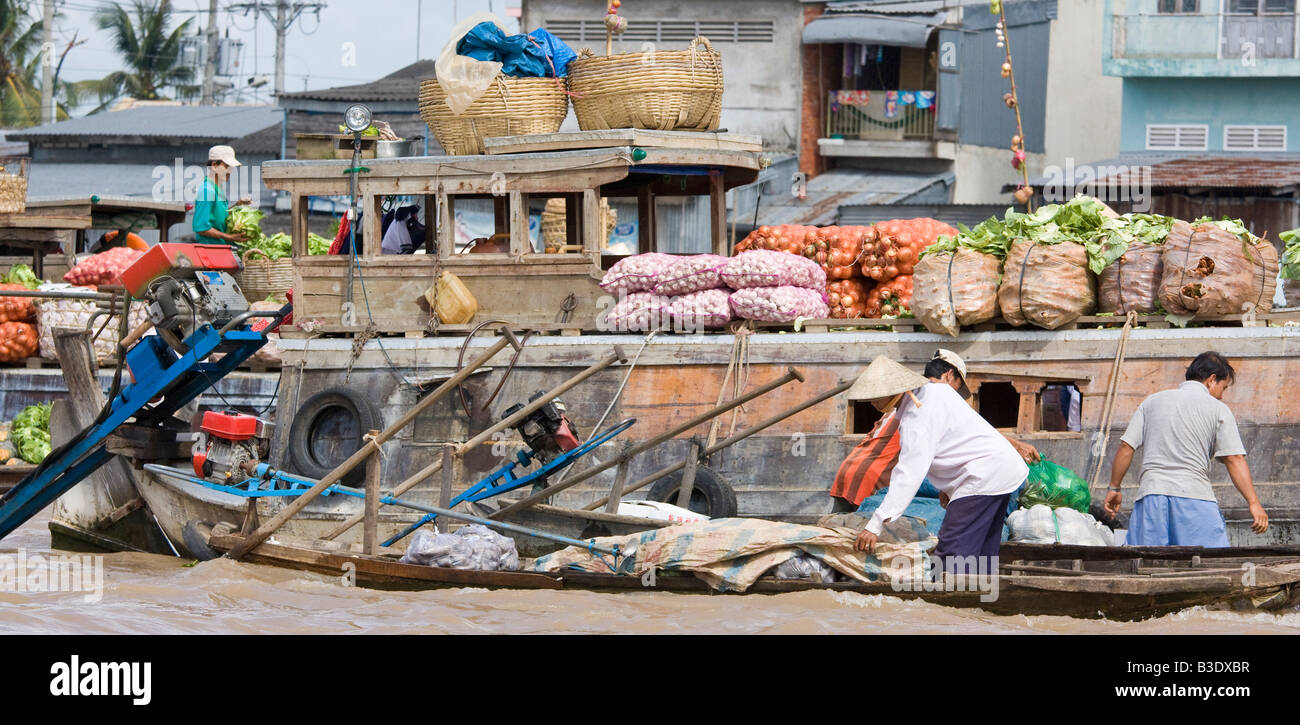 Traditional cooking floating market hi-res stock photography and images ...