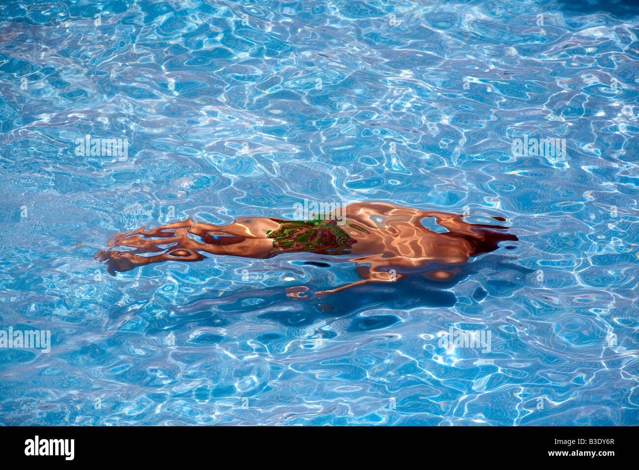 Underwater swimming on a swimming pool Stock Photo - Alamy