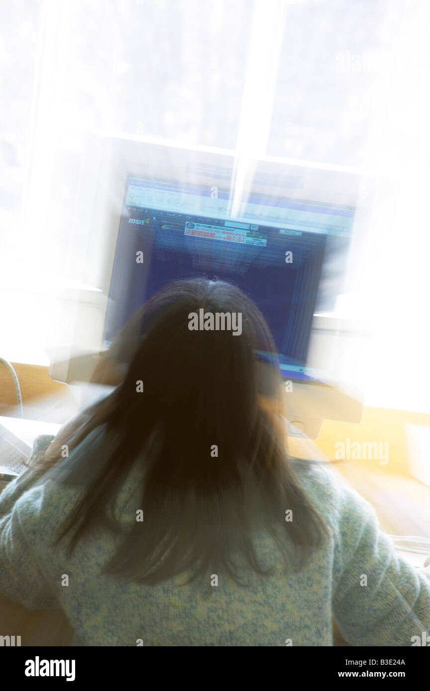 STUDENT STUDYING LIBRARY COMPUTER BLUR SCREEN Stock Photo - Alamy