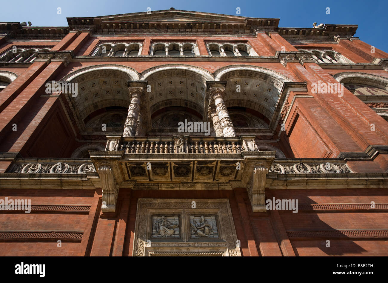 London courtyard exterior hi-res stock photography and images - Alamy