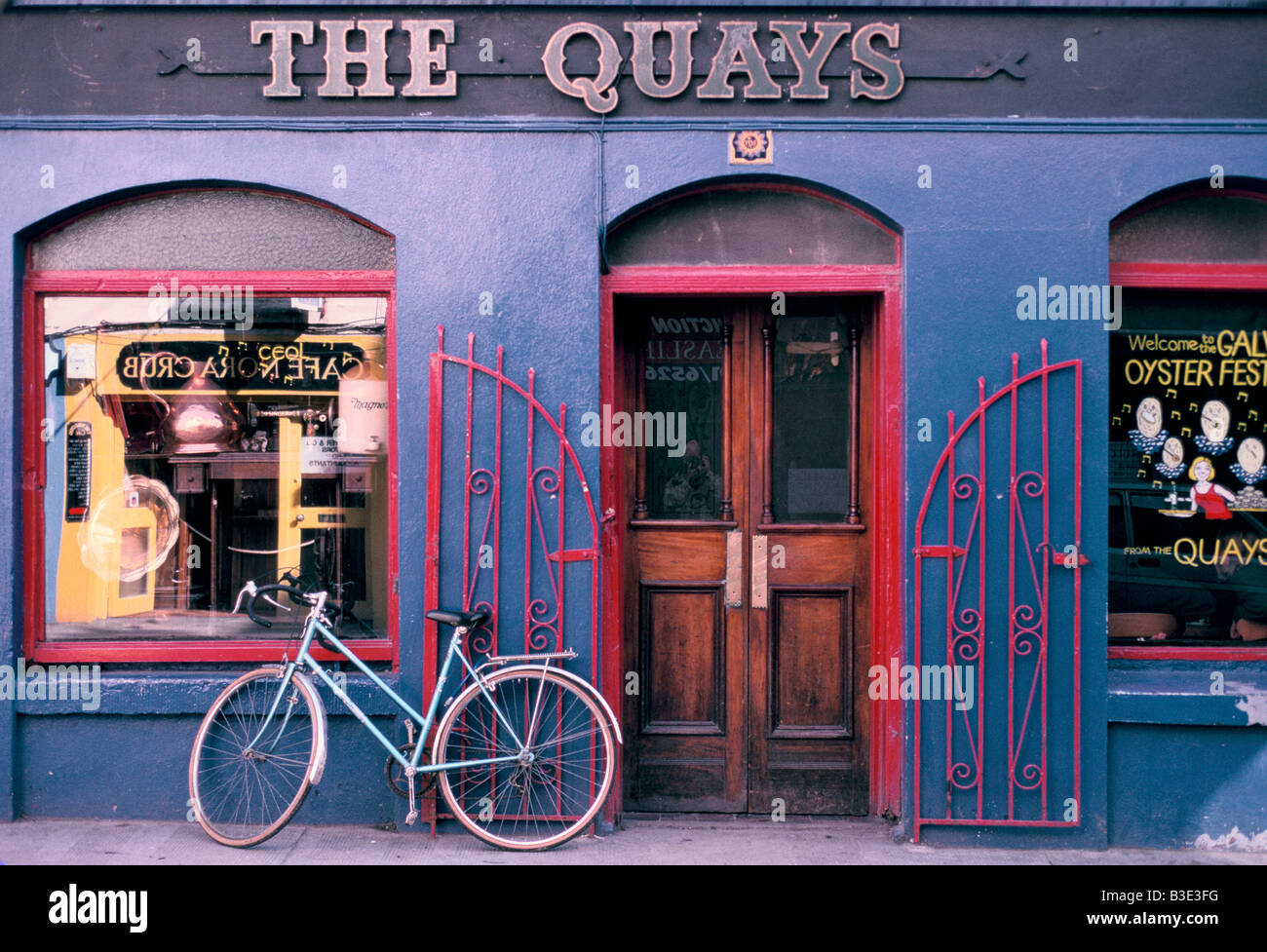 QUAYS PUB GALWAY Stock Photo - Alamy