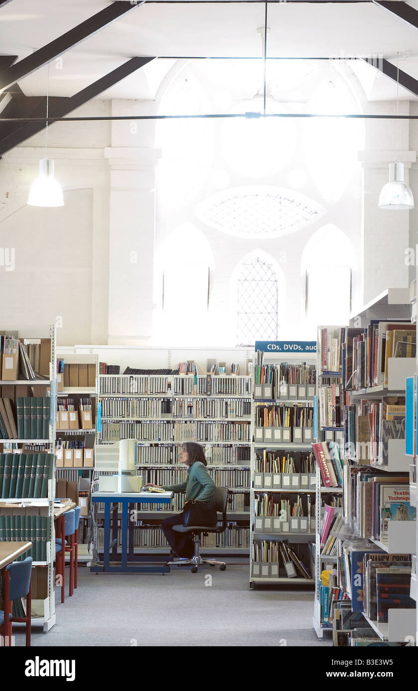 STUDENT STUDYING IN A LIBRARY WITH computers Stock Photo - Alamy