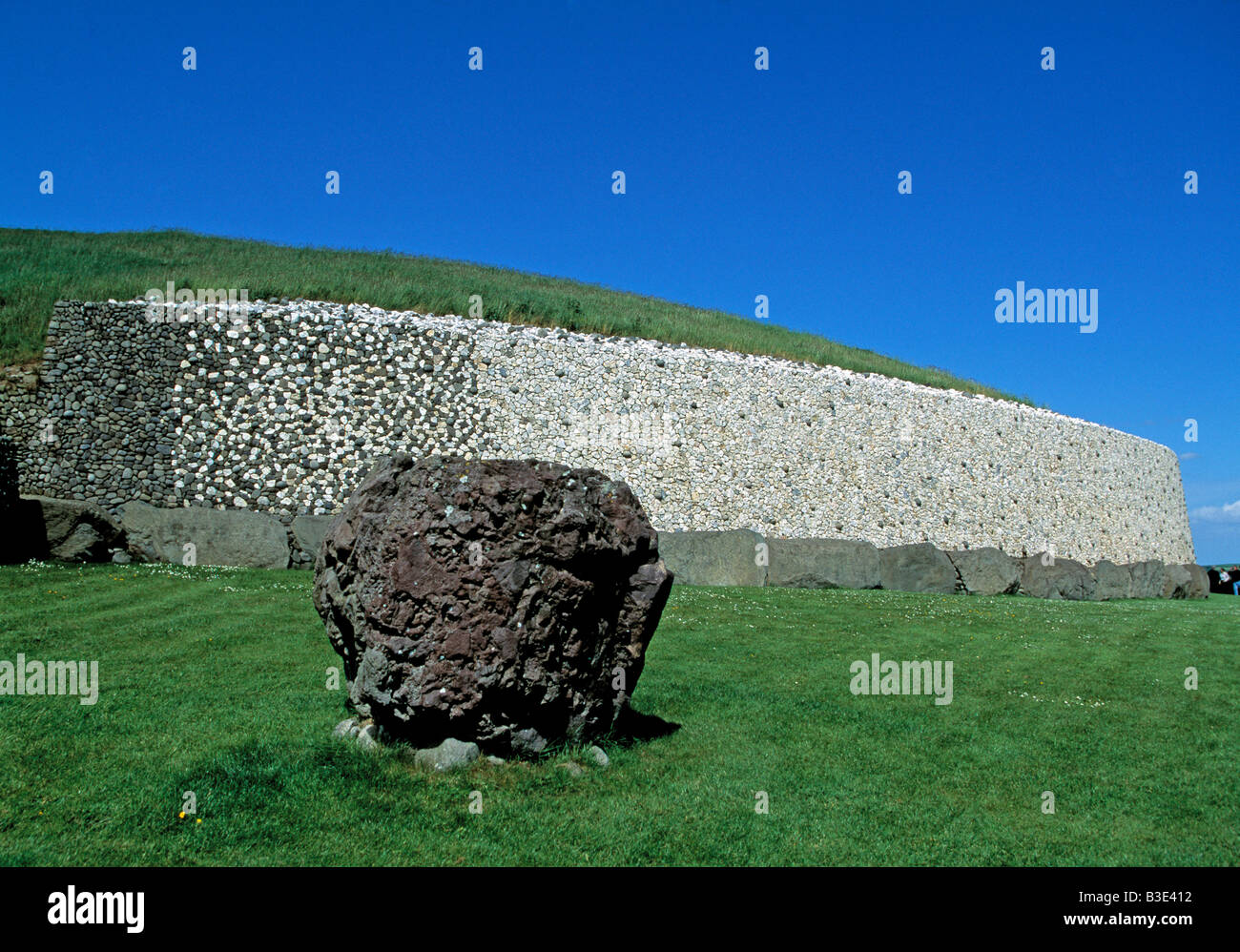important irish archaeological site, newgrange burial mound Stock Photo ...