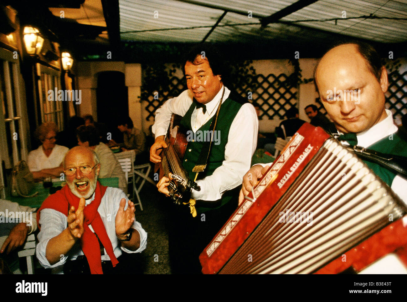 VIENNA 1995 CUSTOMERS AT THE HEURIGER INN IN GRINSING ENJOY TRADITIONAL ...