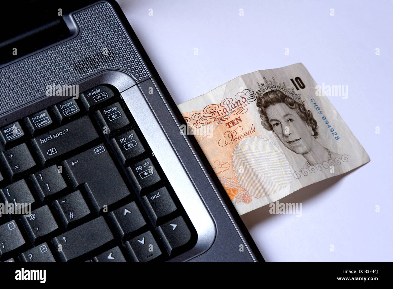 Making cash from laptop computer hi-res stock photography and images ...