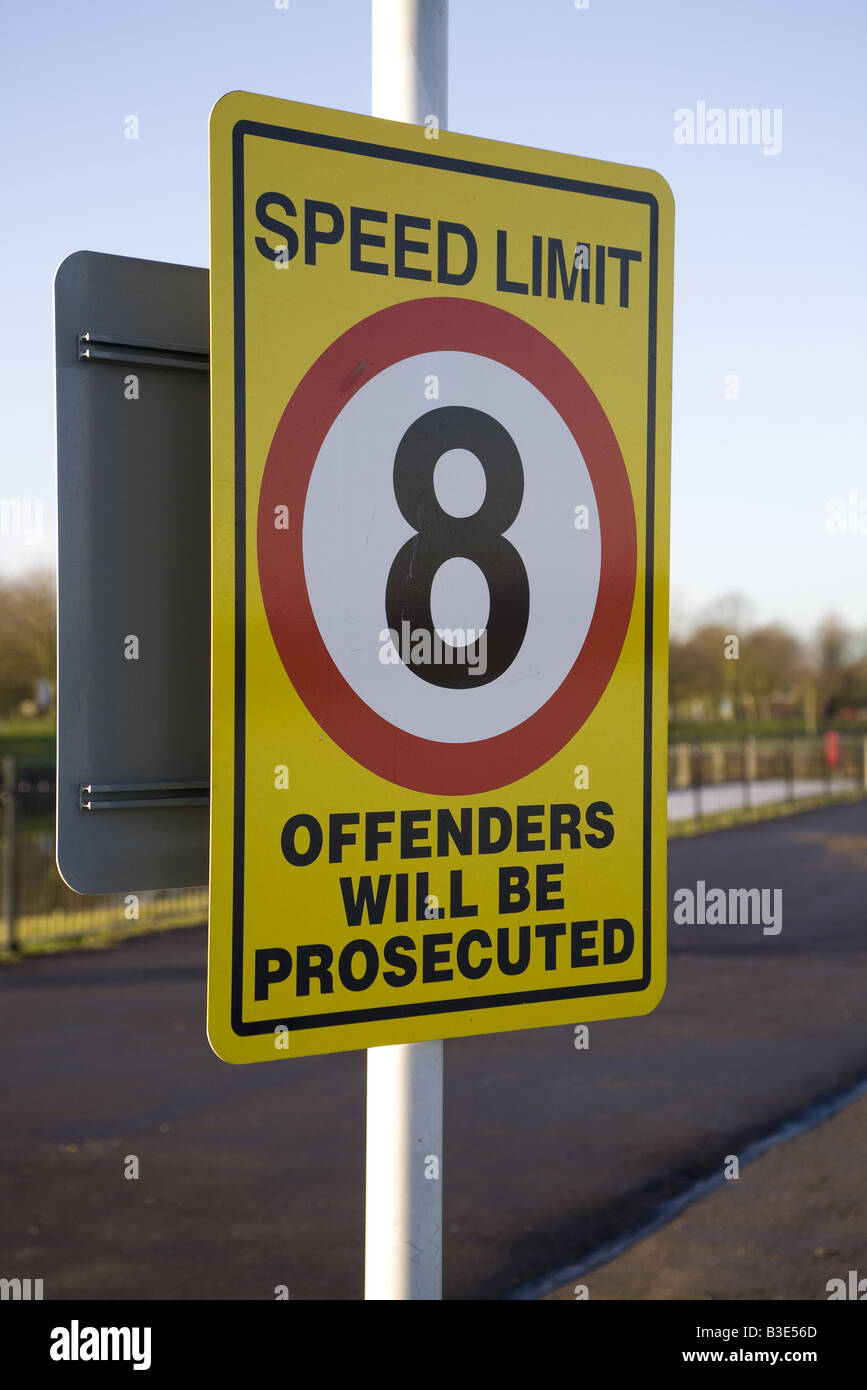8 Knots speed limit sign Stock Photo - Alamy
