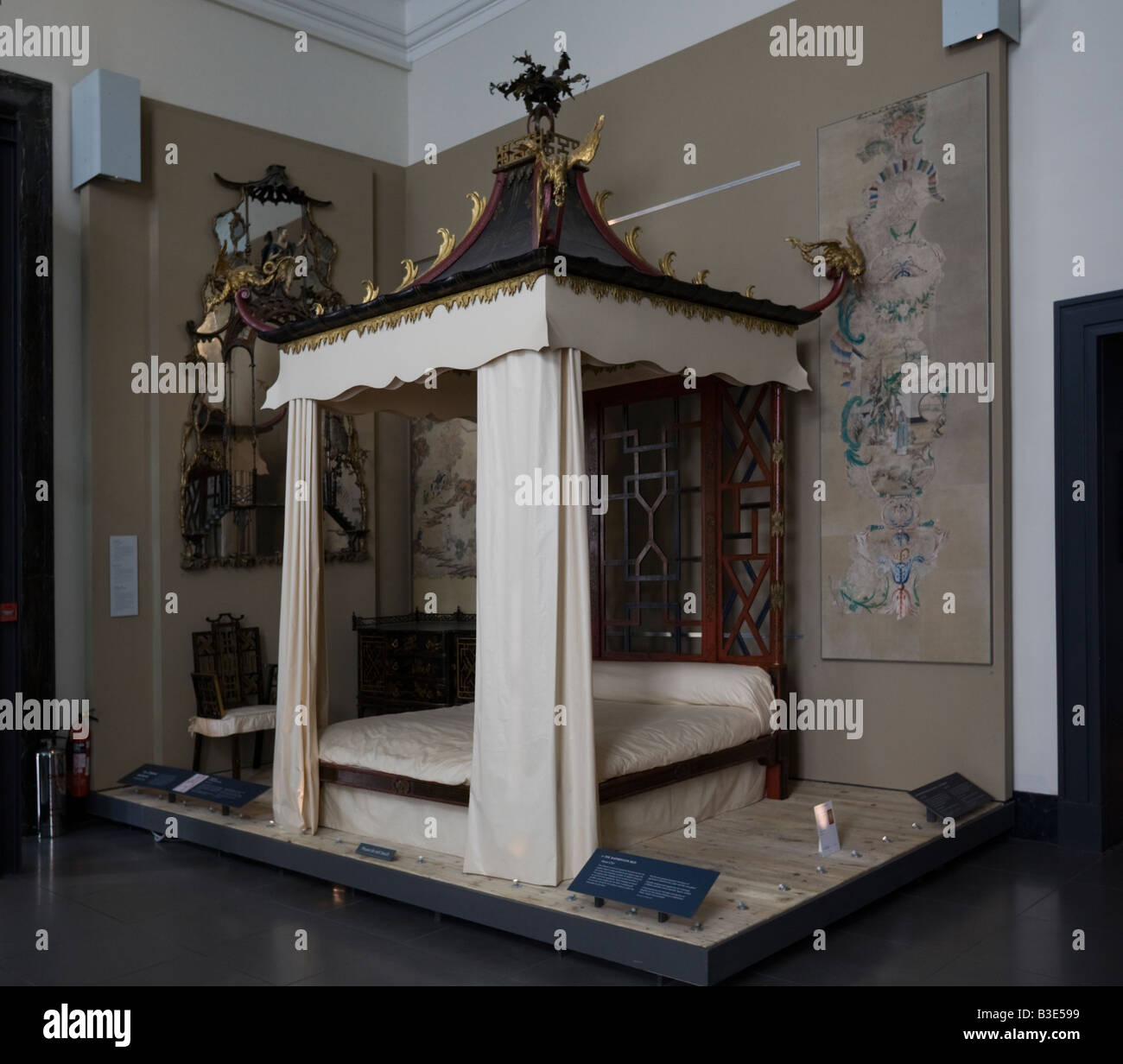 Four poster bed hi-res stock photography and images - Alamy
