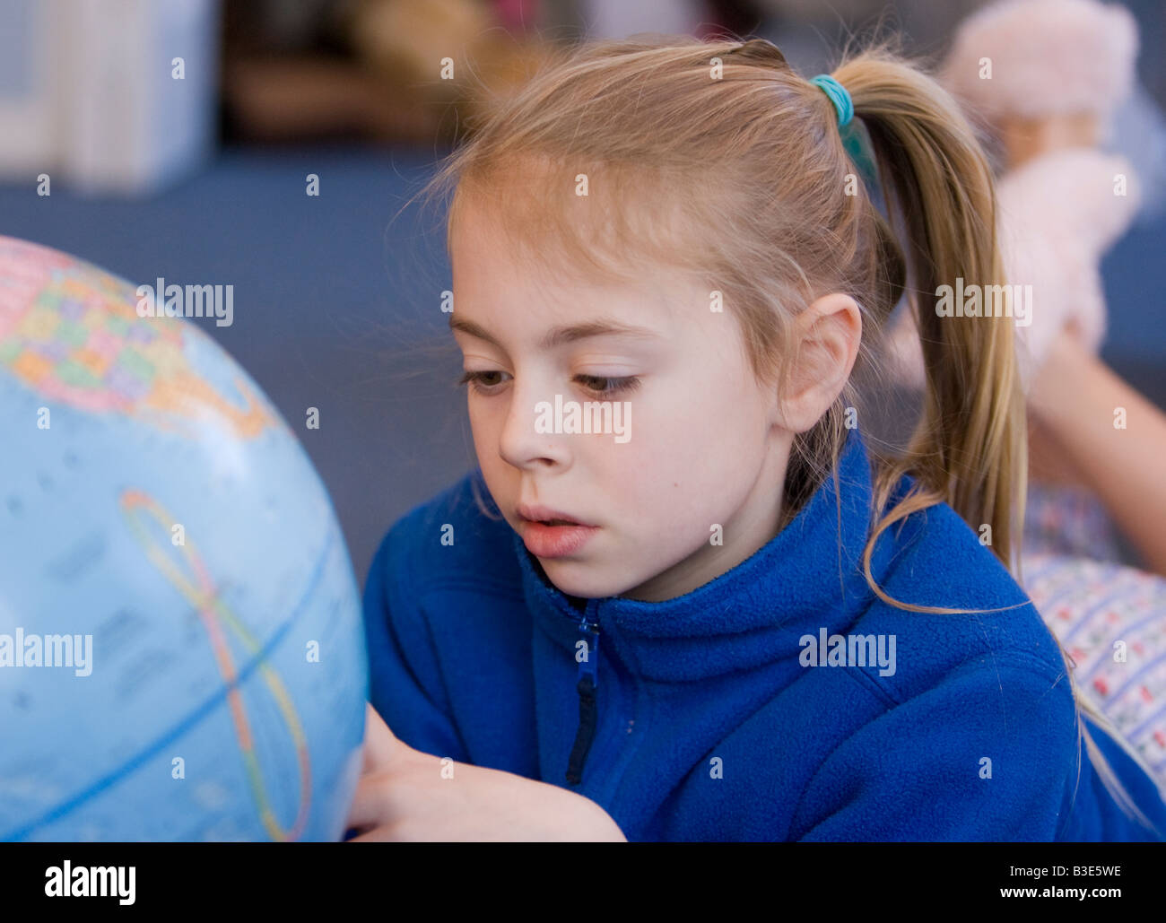 Girl 7 years globe hi-res stock photography and images - Alamy
