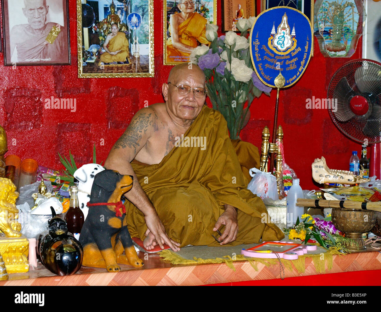 Thailand, Moench in einem Tempel in Chumphon, Monk Stock Photo - Alamy