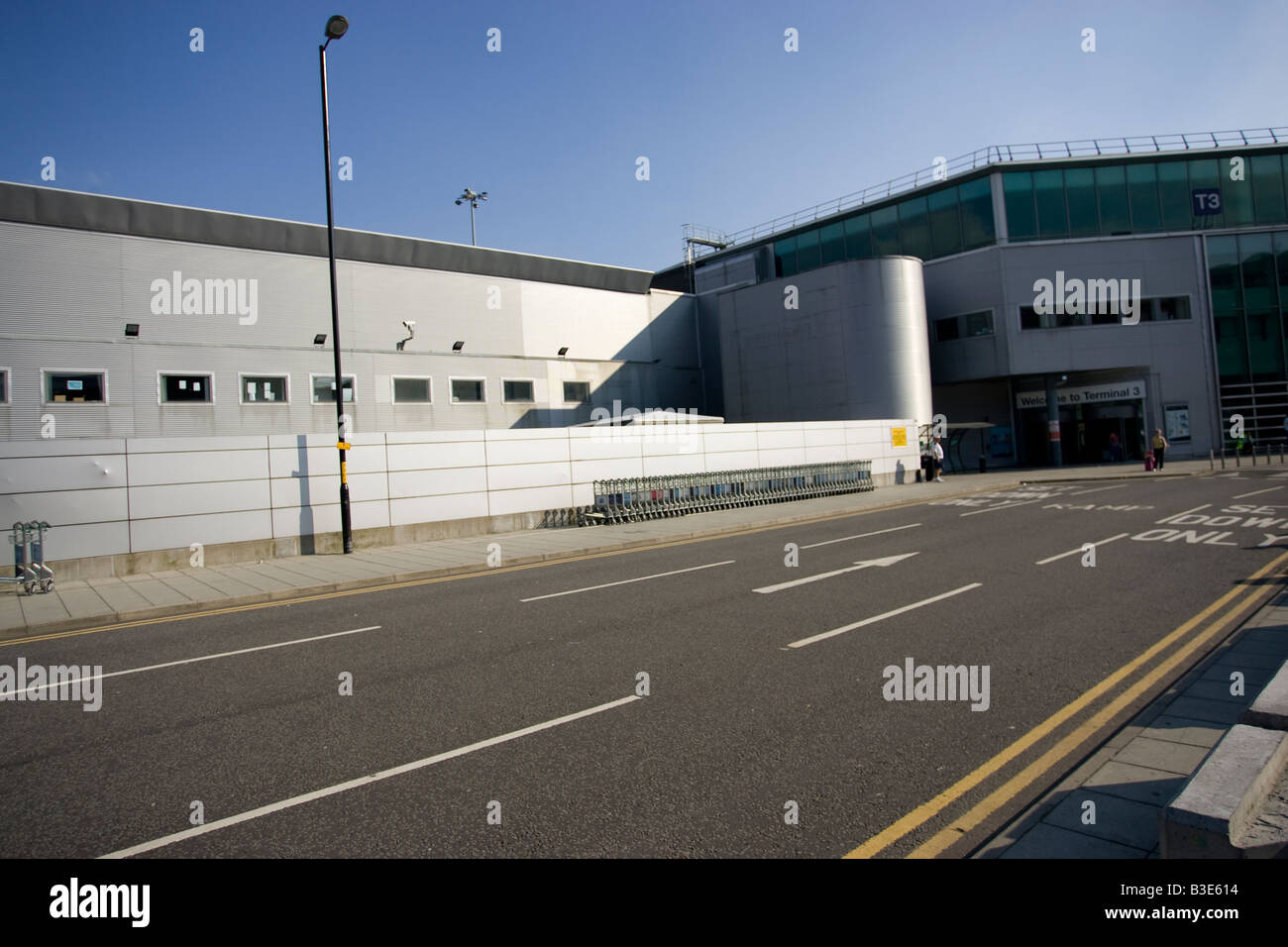 Manchester airport terminal entrance arrivals hi-res stock photography ...