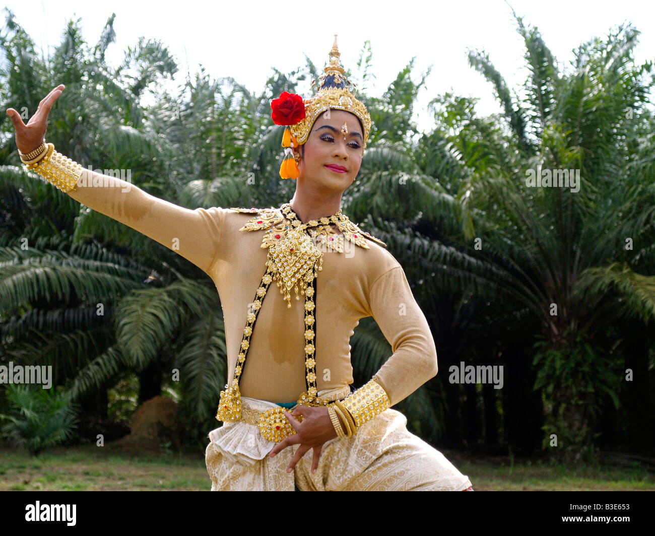 Thailand, Tempeltaenzer in Chumphon, temple dancer Stock Photo - Alamy