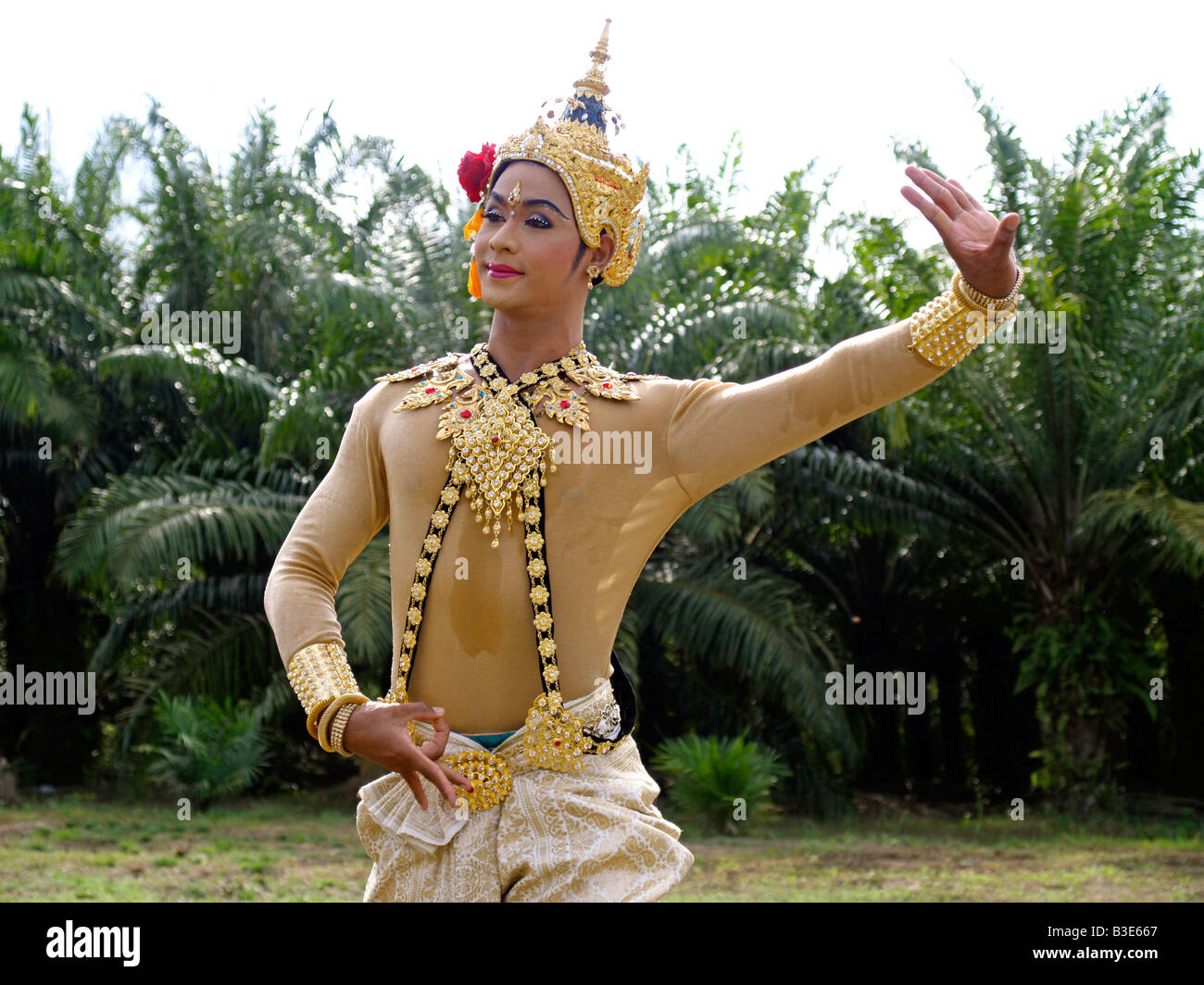 Thailand, Tempeltaenzer in Chumphon, temple dancer Stock Photo - Alamy