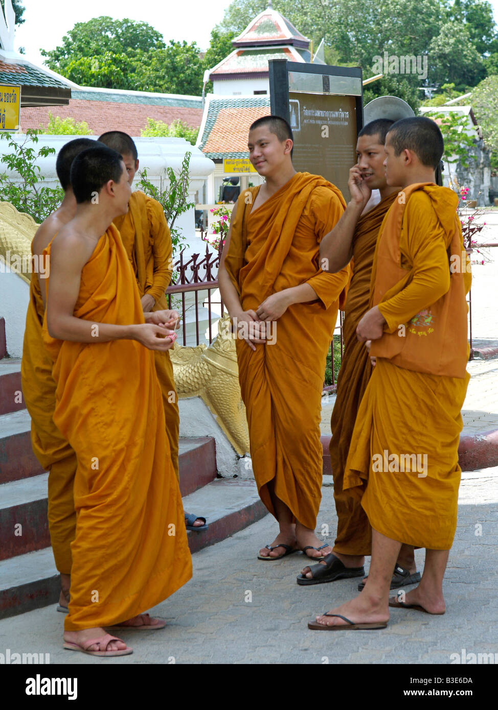 Thailand, Tempel Wat Phra Mahathat Woramaha Viharn, Moenche, Monks ...