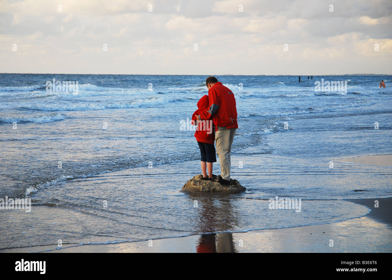Father and son beach scene hi-res stock photography and images - Alamy