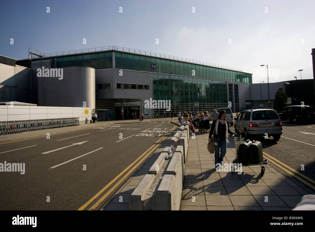 Manchester Airport Terminal 3 entrance arrivals Stock Photo - Alamy