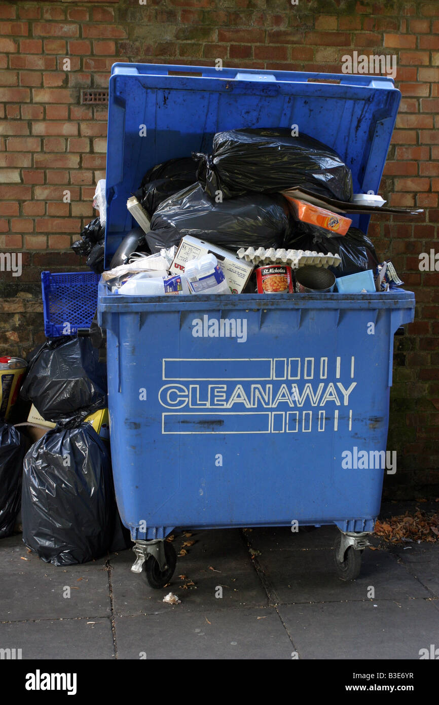 Overflowing rubbish bin Stock Photo - Alamy