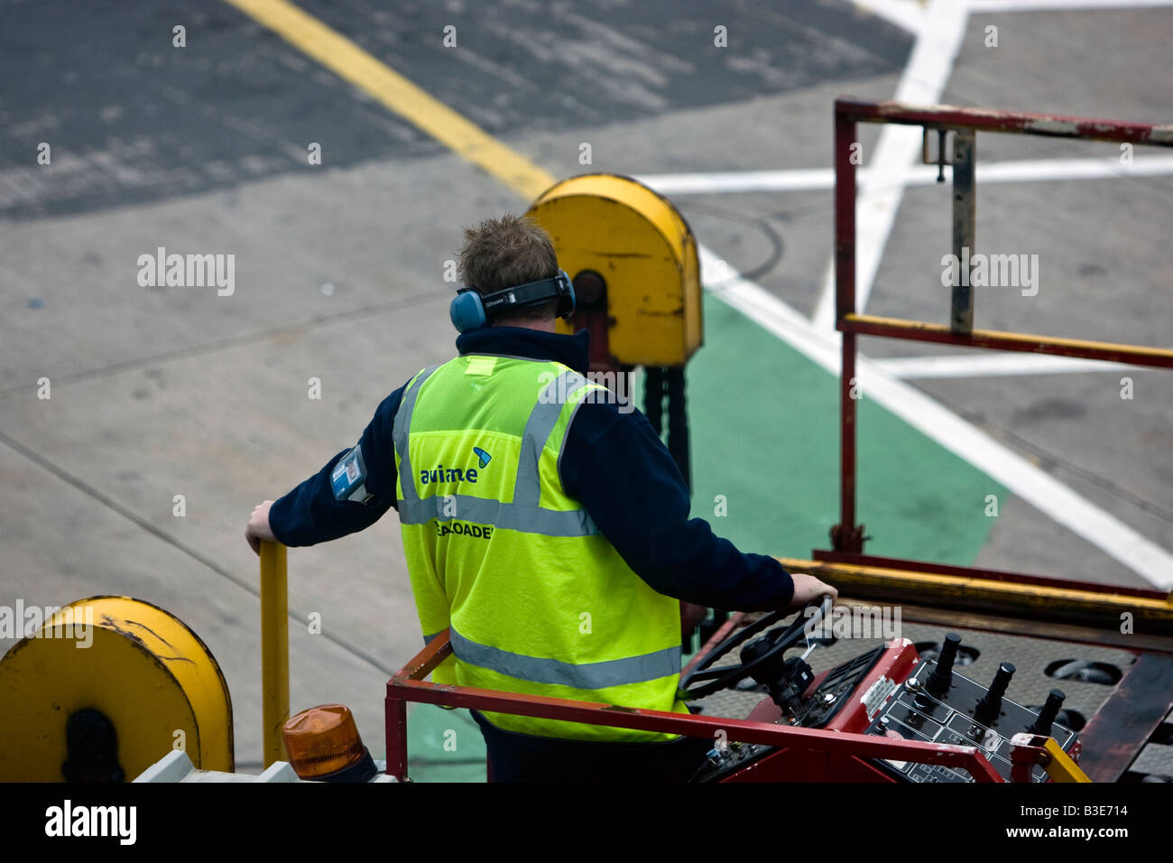 Baggage Handler Airport Stock Photos & Baggage Handler Airport Stock ...