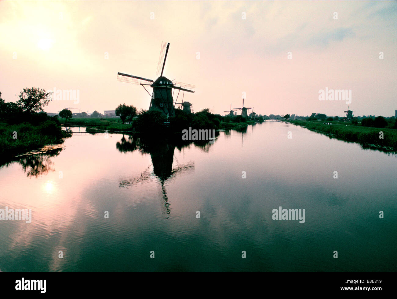 Kinderdijk windmills water canal hi-res stock photography and images ...
