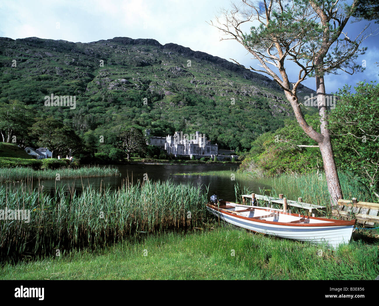large stately home with mountain backdrop, and lake frontage Stock ...