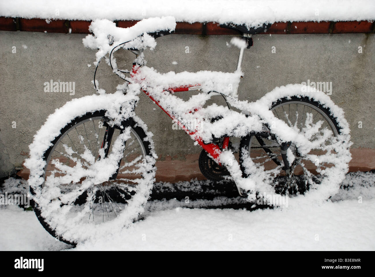 Snow covert hi-res stock photography and images - Alamy
