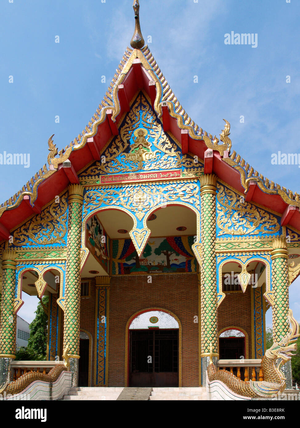 Wat haripoonchai tempel hi-res stock photography and images - Alamy