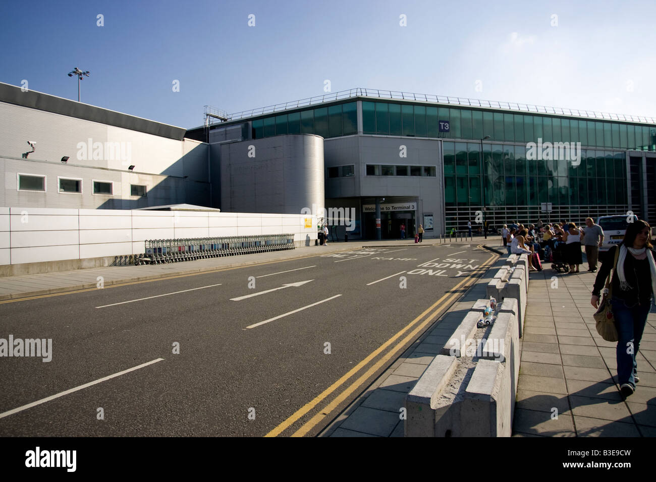 Manchester airport terminal entrance arrivals hi-res stock photography ...